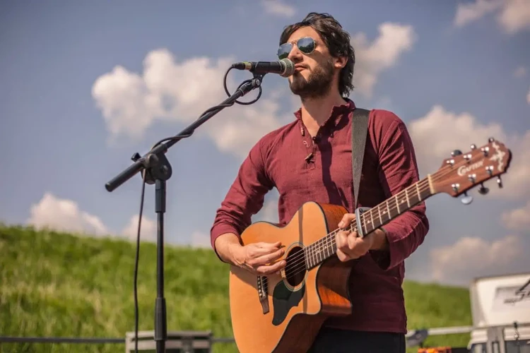 How to Properly Adjust Your Guitar Strap for Comfortable Playing